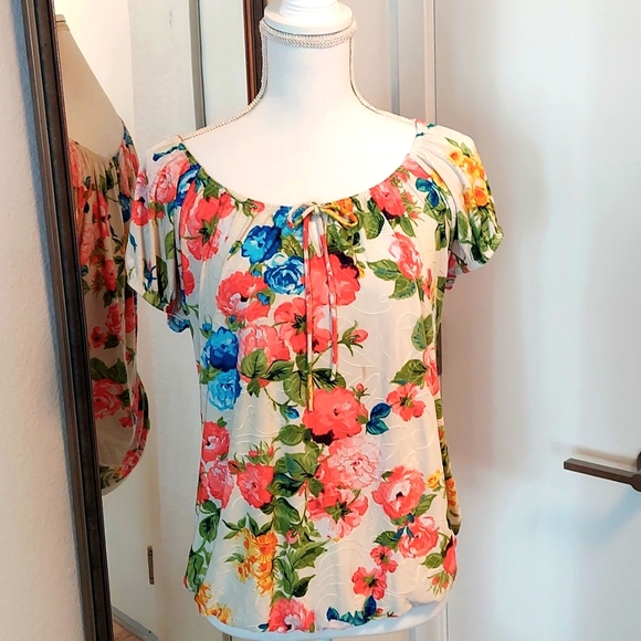 Lavish | Tops | Lavish Stretch Top W Puffy Sleeves | Poshmark